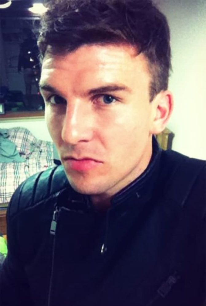 funny-selfie-background-reflection-fails-15-58988a840c5cc__605